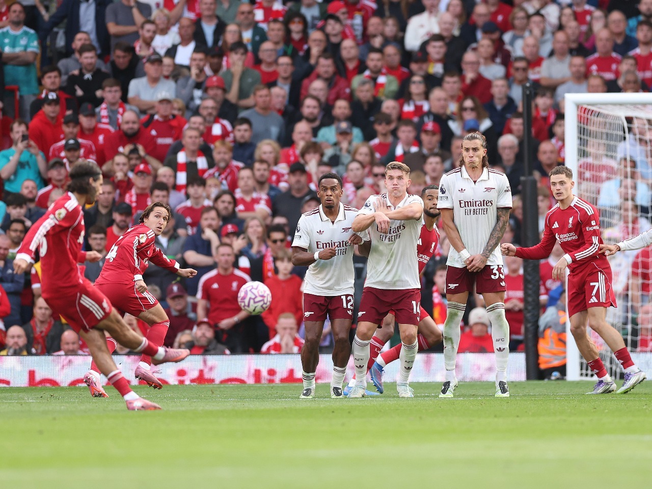 ショボスライが芸術的FK弾!! リバプールがアーセナルとのビッグマッチを制して開幕3連勝!! 遠藤はクローザーの役割を全う（ゲキサカ） - Yahoo!ニュース