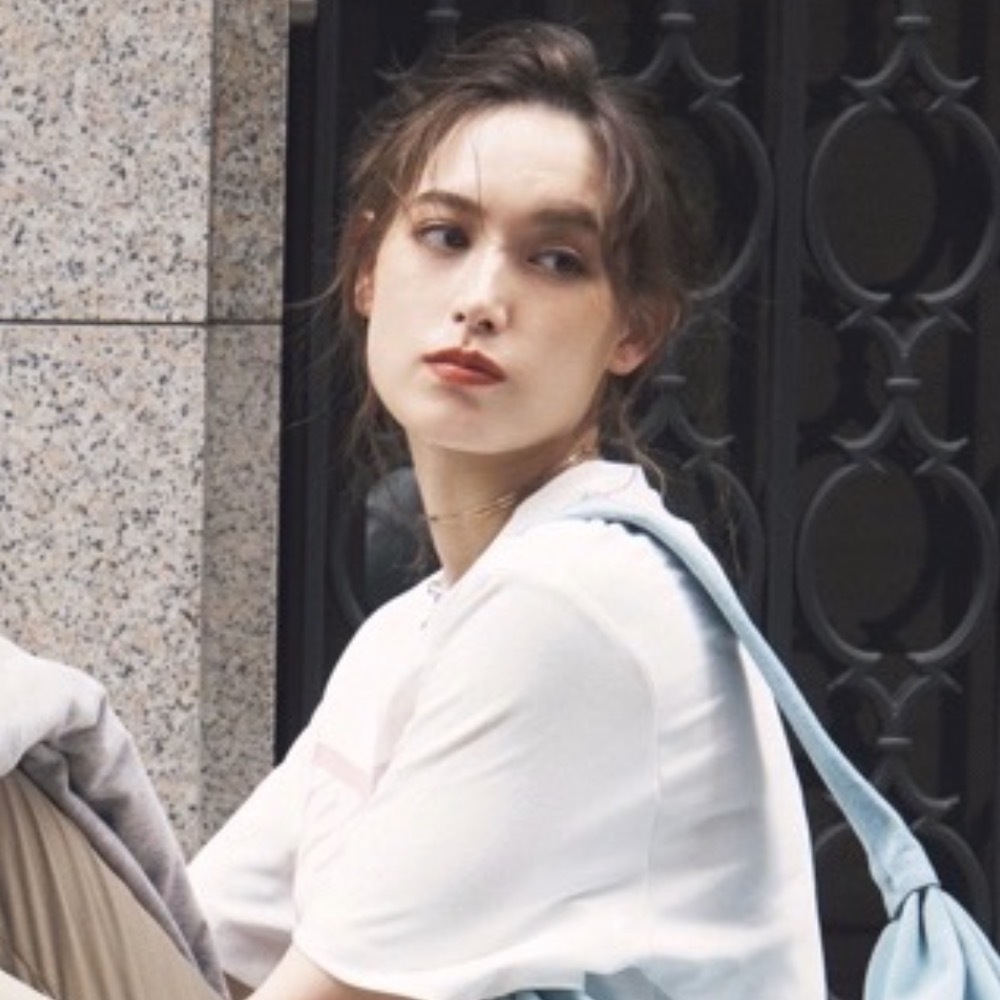 【ビーサンでもなんだか上品】その理由は「小物使い」にあり？｜CLASSY.（magacol） - Yahoo!ニュース