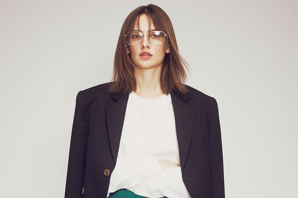 羽織るだけで品格が高まる「3つボタンの黒ジャケット」（GISELe） - Yahoo!ニュース