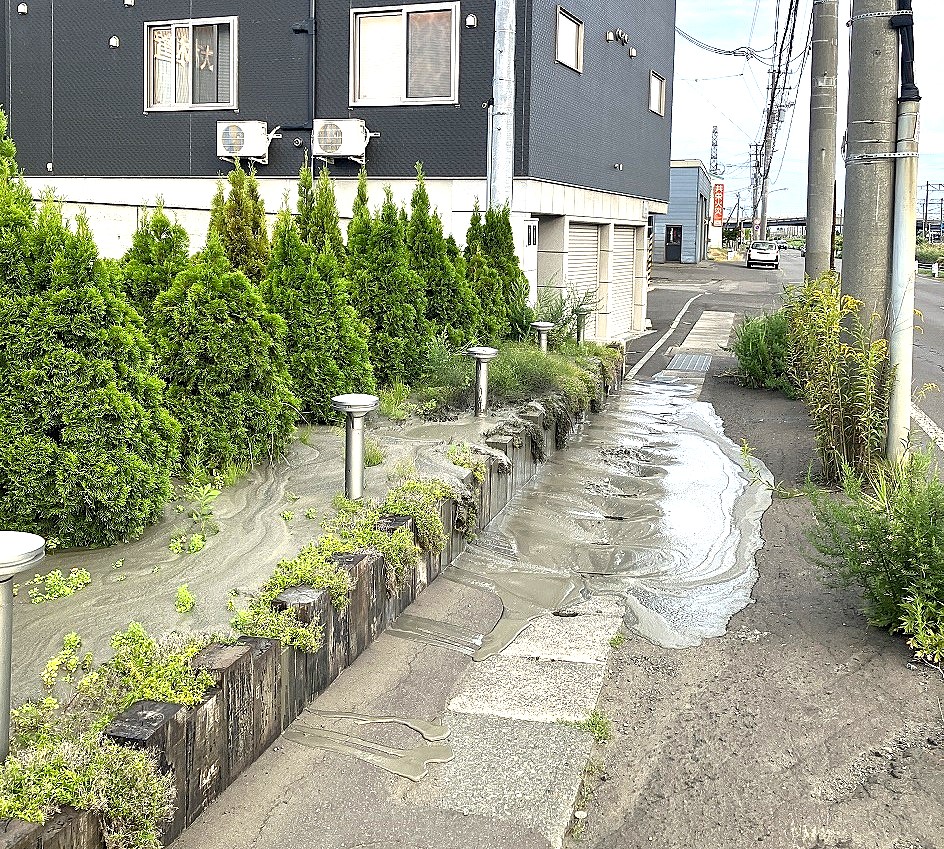 【判明】北海道新幹線のトンネル工事で歩道に泥土流れ出た問題_現場に”過去のボーリング調査跡”が…大型機械で掘削中に”跡”を通じて泥や土が流れ出たと推定_北海道札幌市（北海道ニュースUHB ...