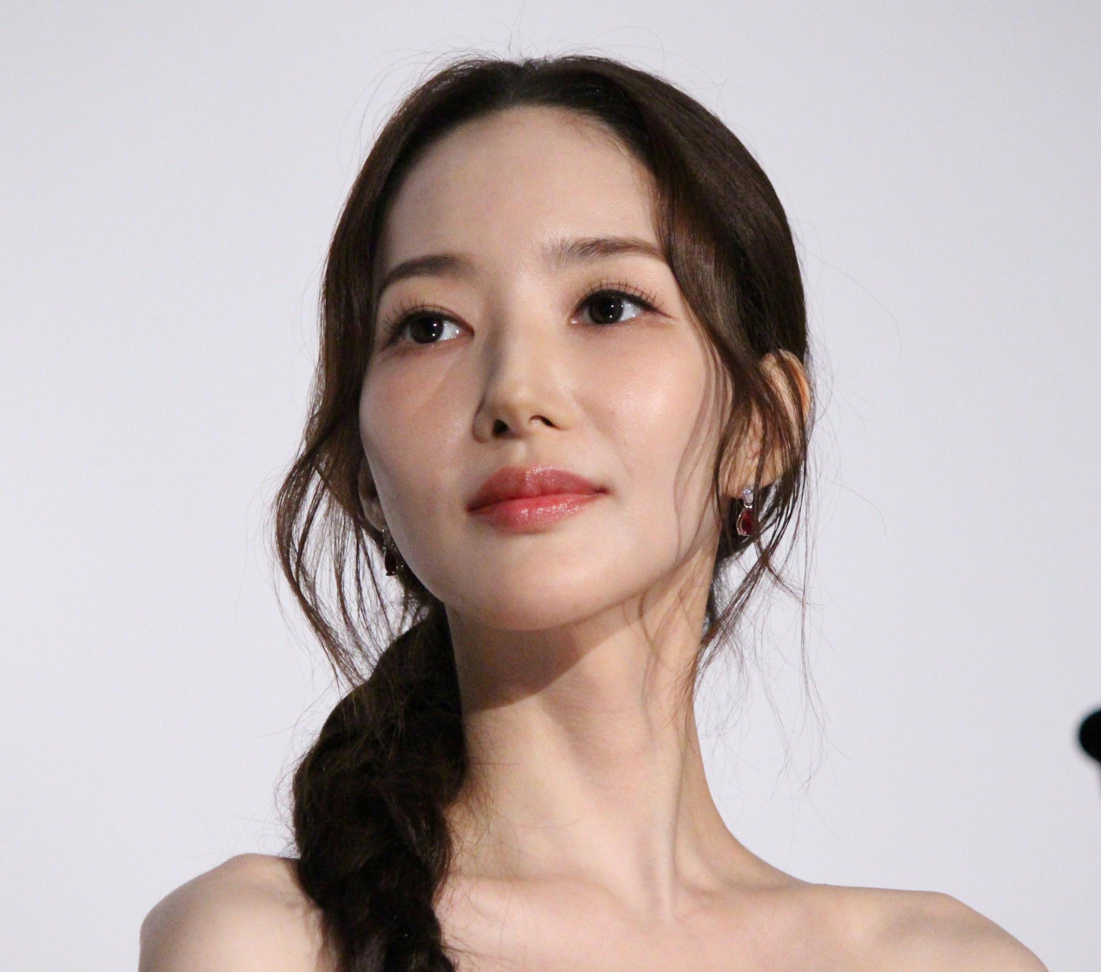 パク・ミニョン 背中、デコルテ全開圧巻スタイルで登場 日本のファン魅了（デイリースポーツ） - Yahoo!ニュース