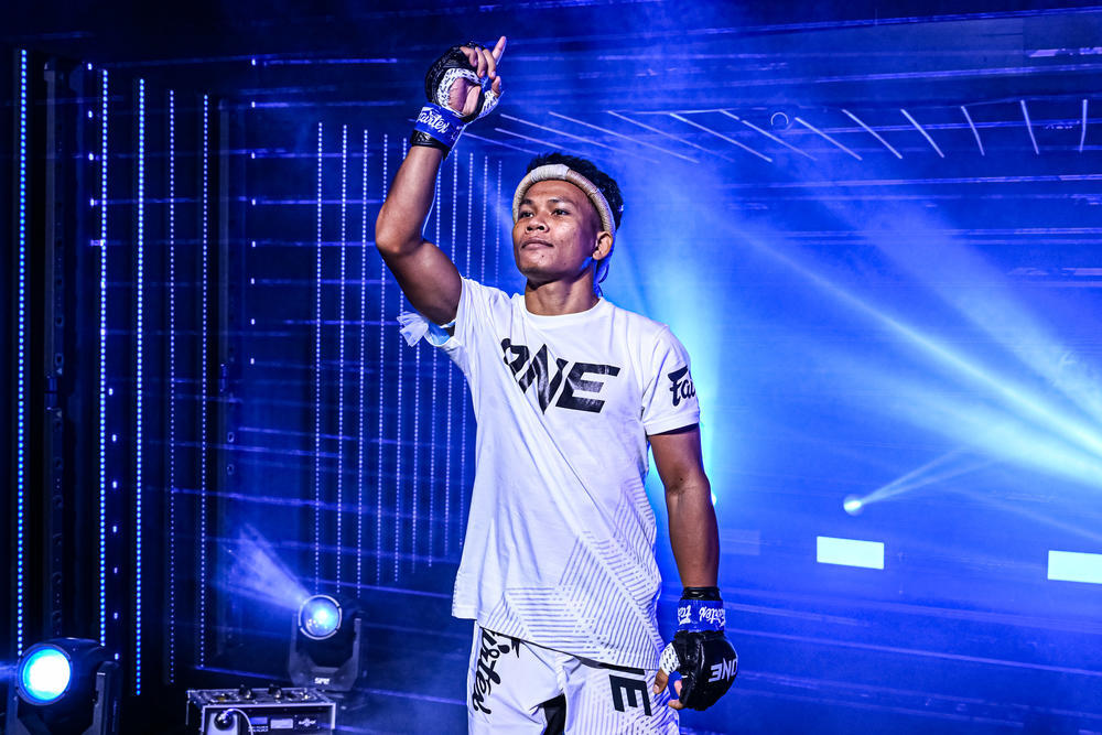 【ONE】吉成名高の新ライバルはスポーツスクール＆国立スポーツ大学出身のムエタイエリート、本戦契約を結ぶ（ゴング格闘技） - Yahoo!ニュース