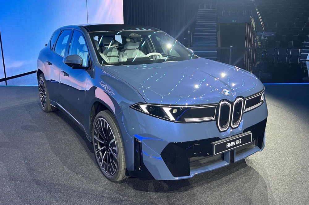 BMW新型EV『iX3』発表 航続距離は驚異の805km キドニーグリル小型化、新デザイン導入（AUTOCAR JAPAN） - Yahoo!ニュース