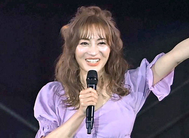 「美しい」新山千春44歳、美背中あらわで「綺麗です」沖縄離島でバカンス「海で食べる激辛カップ麺最高」（デイリースポーツ） - Yahoo!ニュース