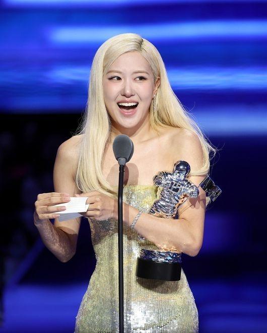 BLACKPINK ロゼ、K-POP初の2冠を受賞！「MTV VMA」各部門に輝いたアーティストが発表（Kstyle） - Yahoo!ニュース