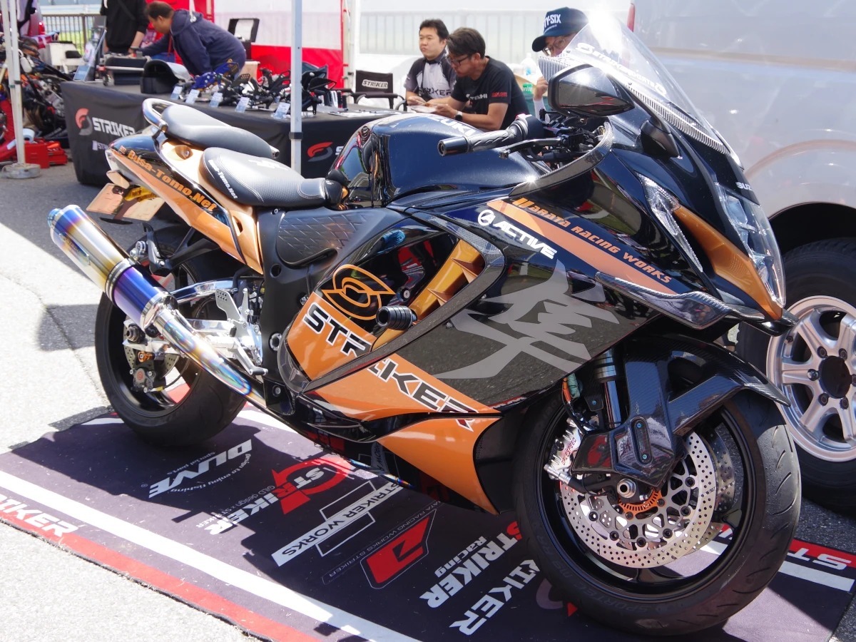 テイスト・オブ・ツクバにてフルカスタムHAYABUSA発見！ ストライカーによる渾身のパーツ群に圧倒（Webikeプラス） - Yahoo!ニュース