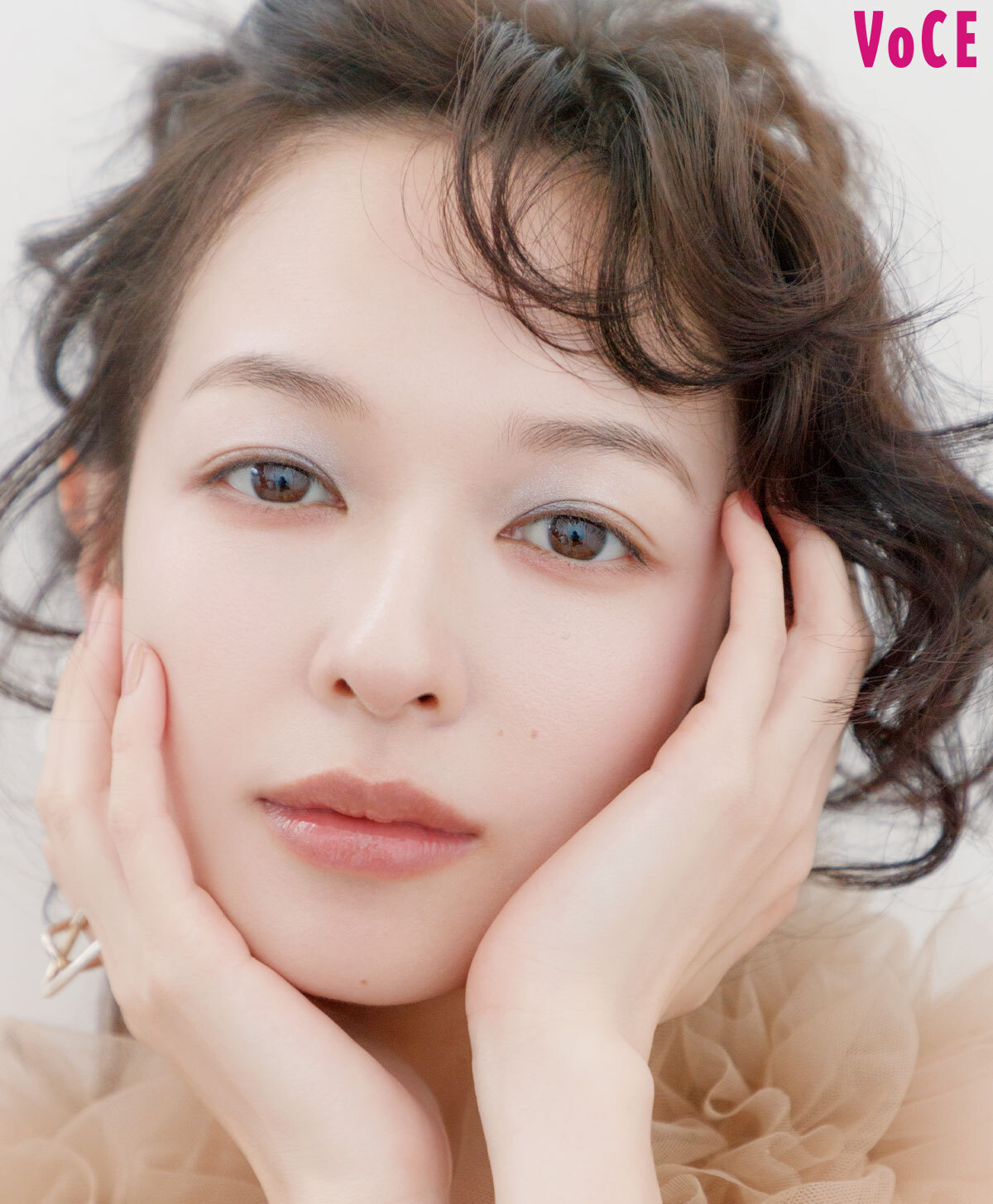 秋ならではのアンニュイなムードにピッタリ。“きらめきブルーグレー”でつくる儚げメイクのやり方（VOCE） - Yahoo!ニュース