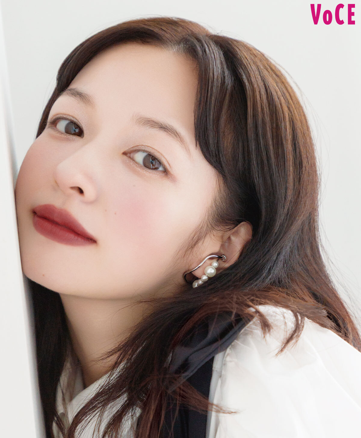 “赤リップ”をラフに楽しむ。重さや強さを抑える多幸感メイクのつくり方（VOCE） - Yahoo!ニュース