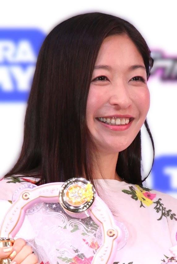＜小野真弓＞44歳、アコムCM美女が海水浴満喫 波打ち際ではしゃぐ！ 「水着姿素敵」「写真集にしてもいいくらい綺麗」（MANTANWEB） - Yahoo!ニュース