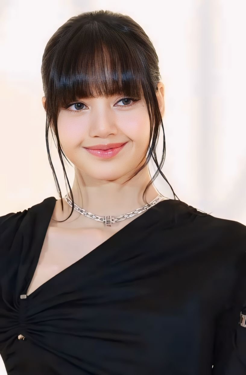 BLACKPINKリサ、日本でのお忍び旅ショット公開、膝に置かれたバッグが“3800万円超え”で話題騒然（Pen Online） - Yahoo!ニュース