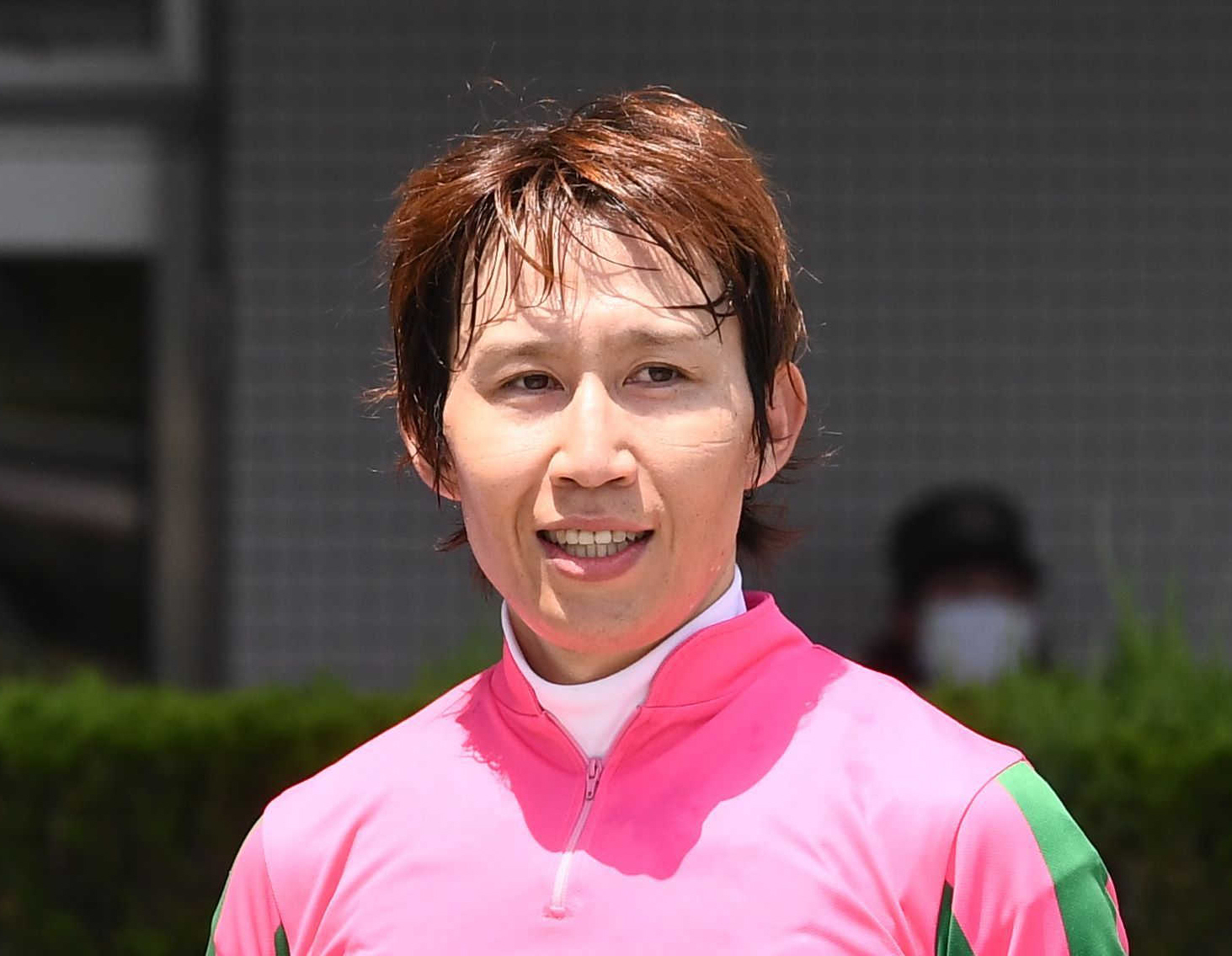 パドックで落馬負傷した田辺裕信騎手は左足かかとを粉砕骨折 全治3カ月以上で年内復帰は厳しい状況（デイリースポーツ） - Yahoo!ニュース