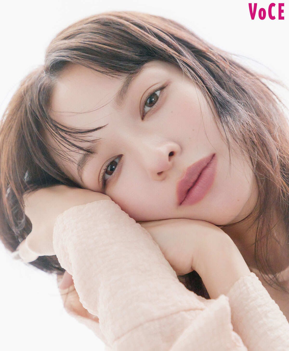 沈みがちな顔色を引き立てる！洗練さも甘さもプラスする“夢見るモーヴ儚げメイク”のやり方（VOCE） - Yahoo!ニュース