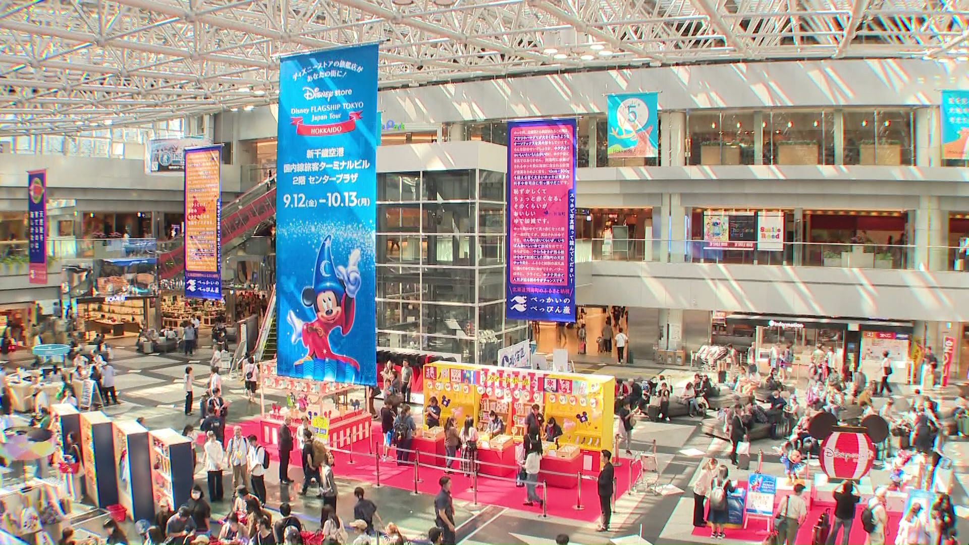 新千歳空港の中に「ディズニーストア」オープン…ご当地限定アイテムも！初日から大盛況_10月13日まで期間限定で開催（北海道ニュースUHB） - Yahoo!ニュース