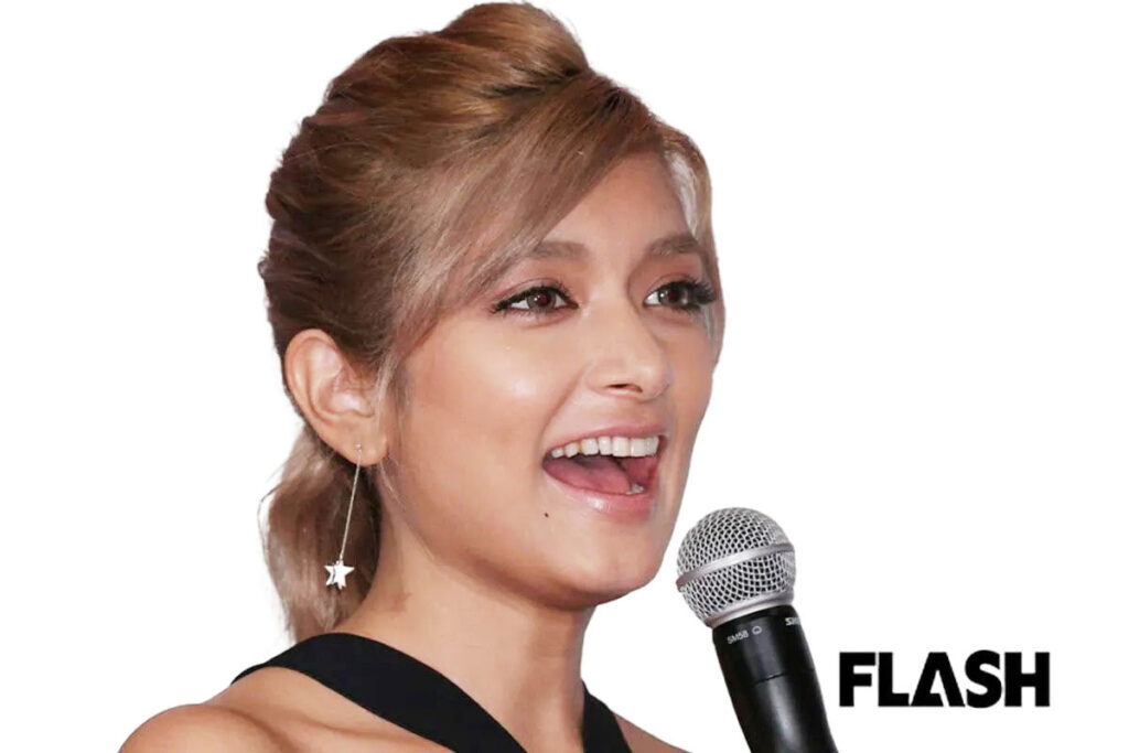 ローラ、タンクトップ1枚の“薄着農業” に「よく虫刺されないね」ツッコミ殺到、“映え目的”の指摘も（SmartFLASH） - Yahoo!ニュース