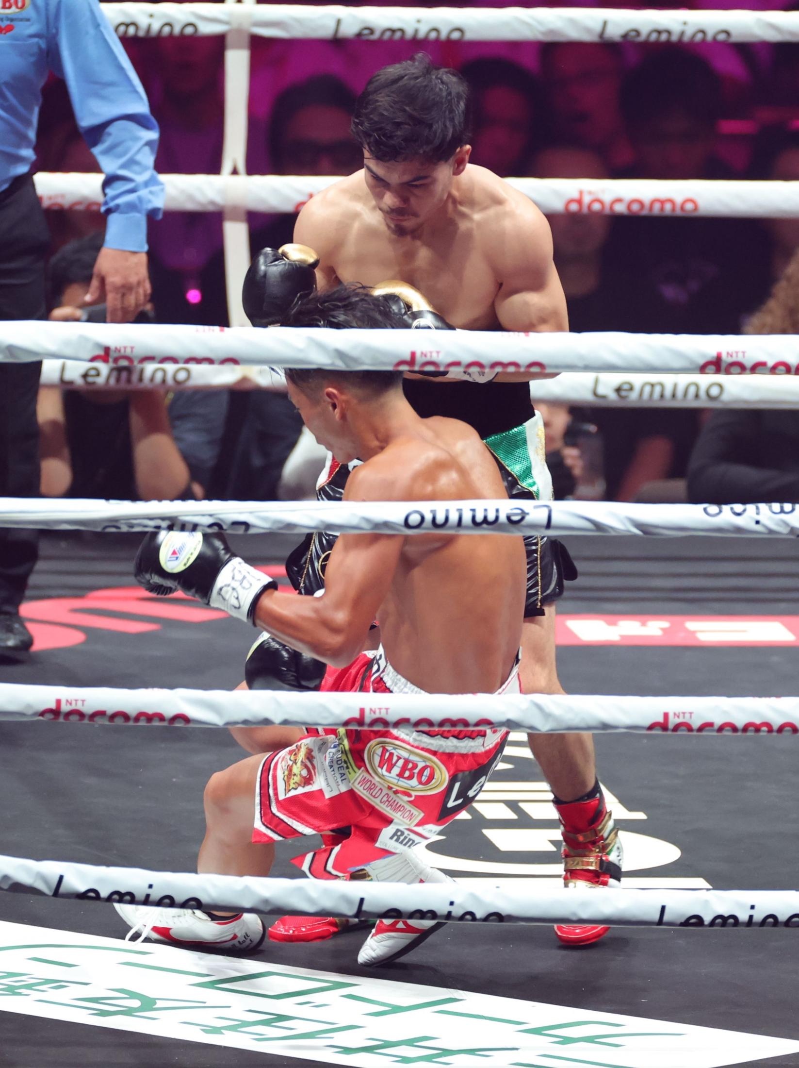 武居由樹 衝撃の4回TKO負けで陥落し号泣 アッパー7連発被弾でストップ 3度目防衛失敗 プロ12戦目で初黒星 1回にいきなりダウンで防戦一方（デイリースポーツ） - Yahoo!ニュース