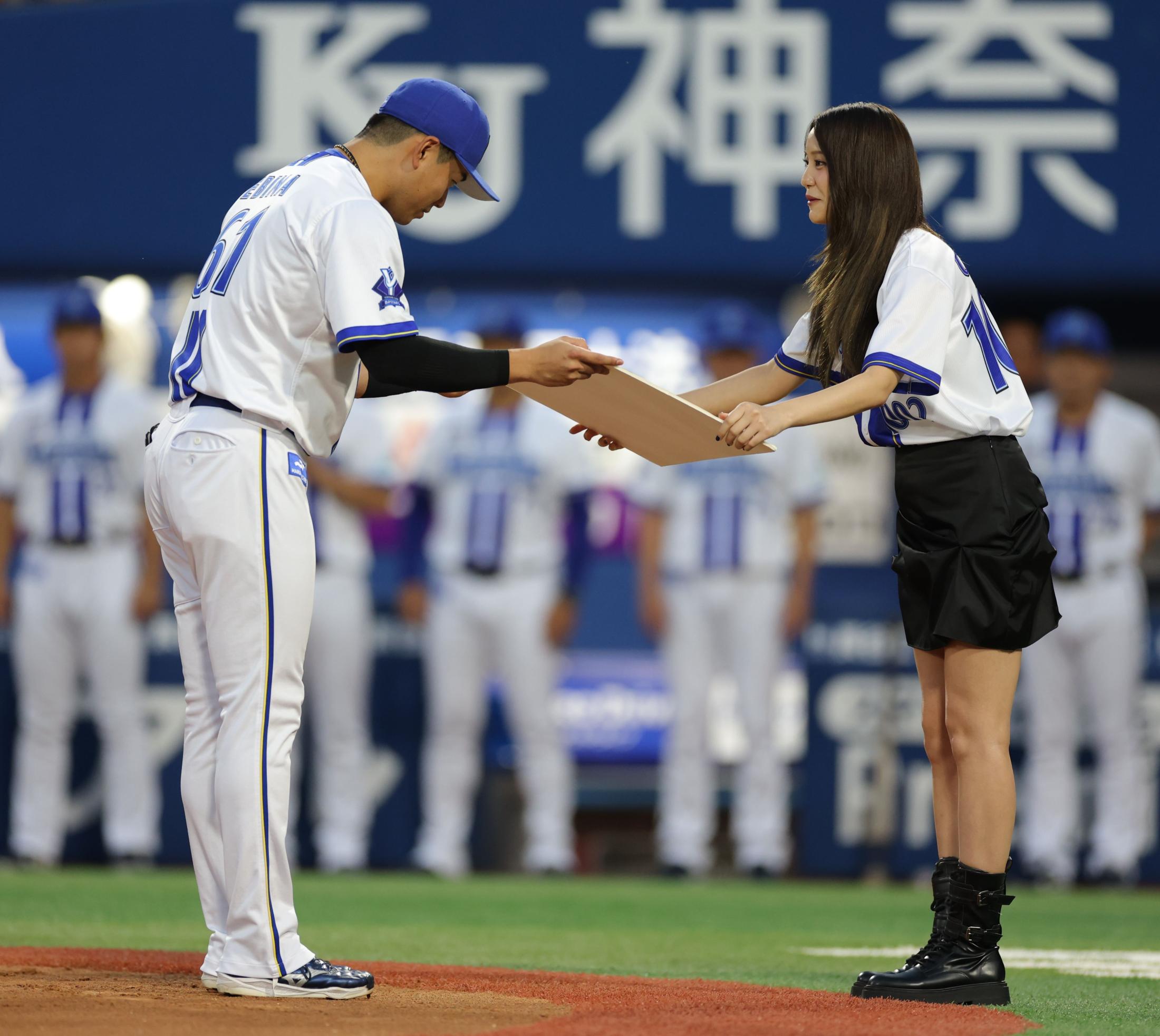 DeNA戦で女優がプレゼンターに登場 「BS－TBS月間グッドプレイヤー賞」（デイリースポーツ） - Yahoo!ニュース