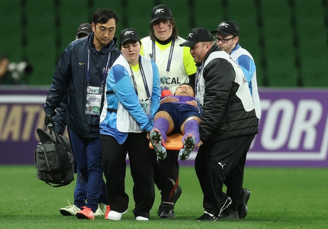 頭を固定され担架でピッチを後に…広島FW木下康介が無念の負傷交代。突然座り込み、起き上がれず【ACLE】（SOCCER DIGEST Web） - Yahoo!ニュース