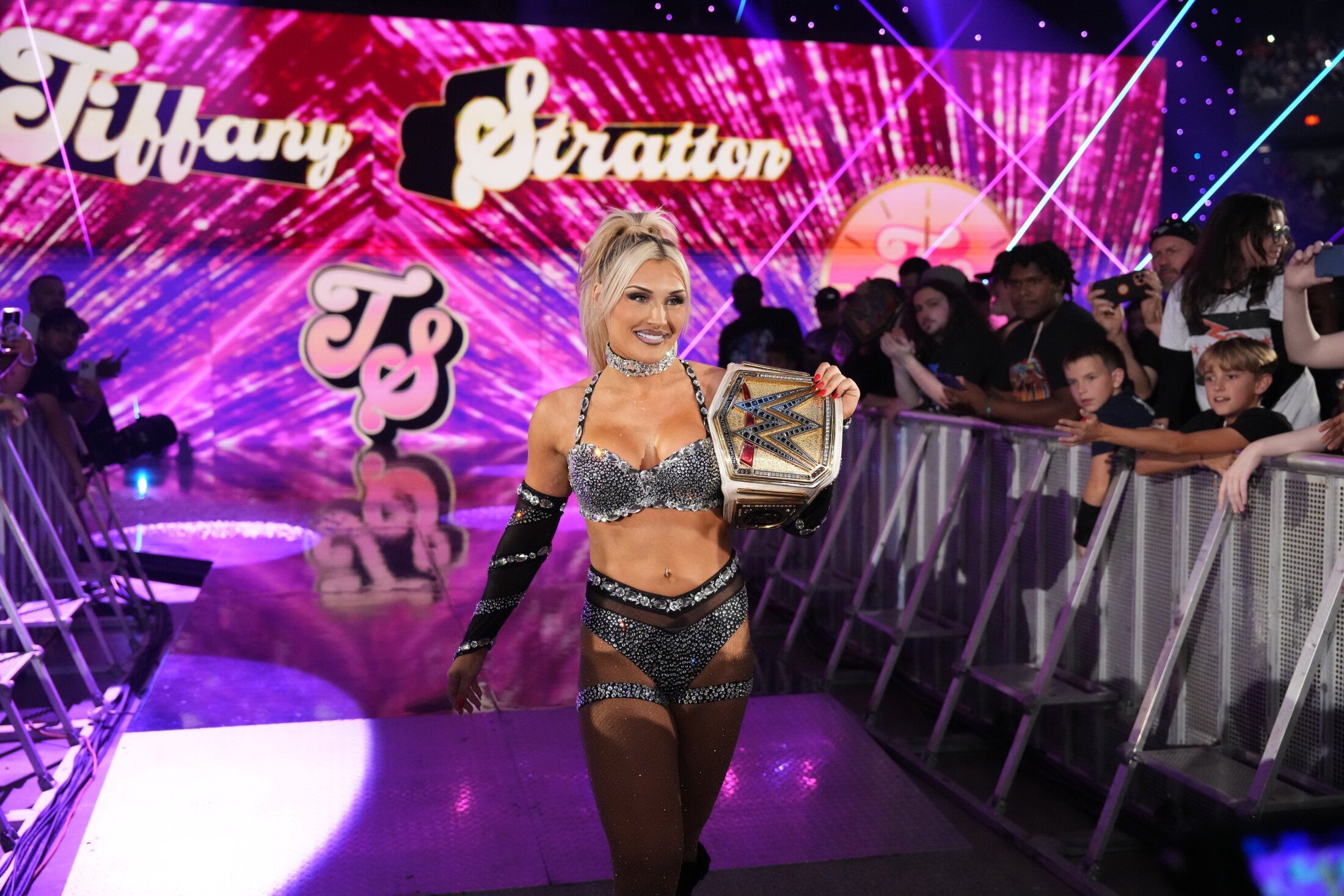 「完璧スタイル」“元体操”金髪女子レスラー、美腹筋“チラ見せ”私服オフショットに反響（ABEMA TIMES） - Yahoo!ニュース