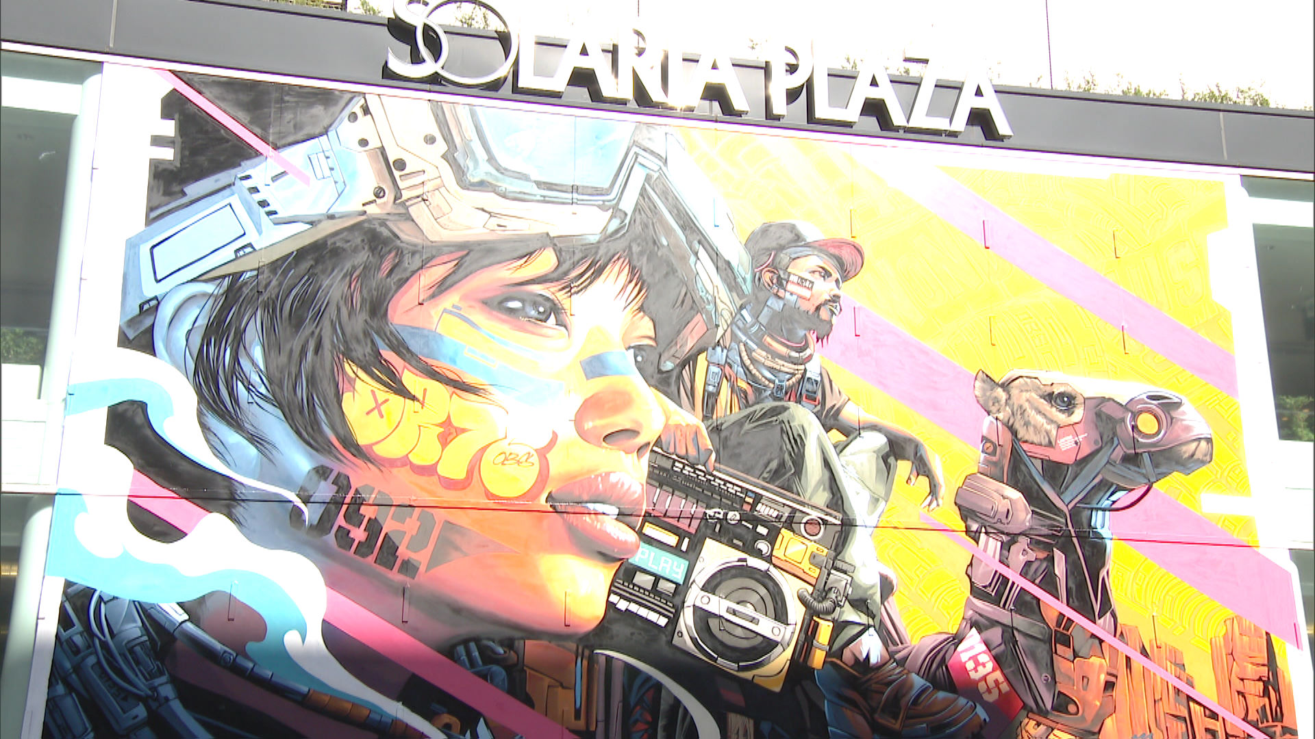 「すごい!」商業施設に巨大壁画 テニスコート半分サイズ DRAGON76さんが制作 ”ご当地モチーフ”も 福岡市（RKB毎日放送） - Yahoo!ニュース