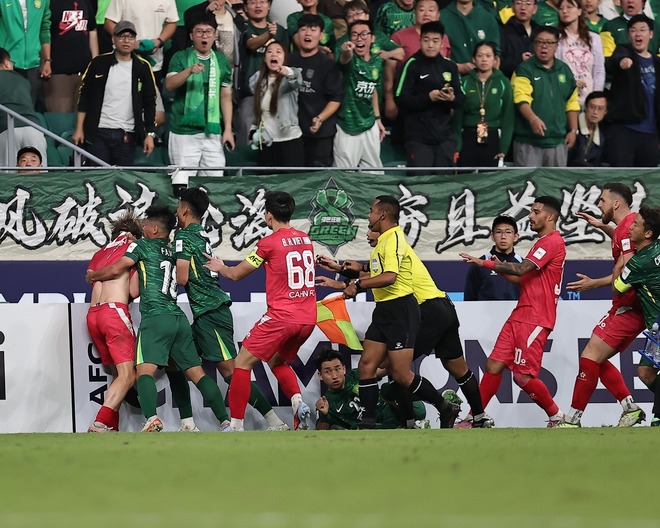 ACL2で乱闘騒ぎ。右膝が側頭部にヒット→イエロー4枚を乱発した小競り合いに。投げ込まれたペットボトルが選手やスタッフを直撃（SOCCER DIGEST Web） - Yahoo!ニュース