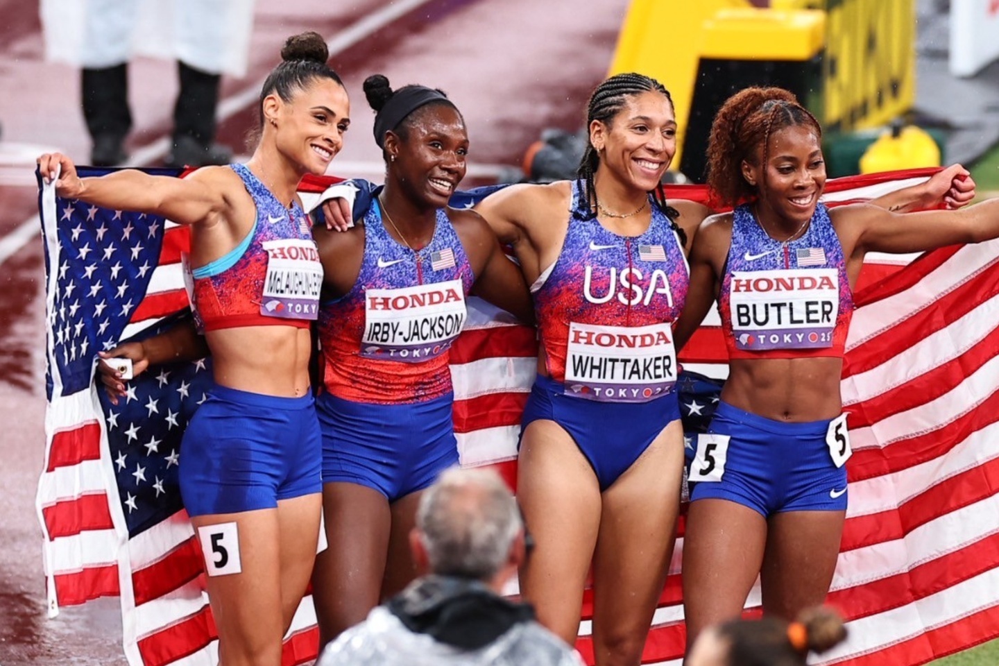 アメリカが圧倒的強さで女子4×400mリレー女王！3分16秒61の大会新記録で満員の国立駆け抜ける【世界陸上】（THE DIGEST） - Yahoo!ニュース