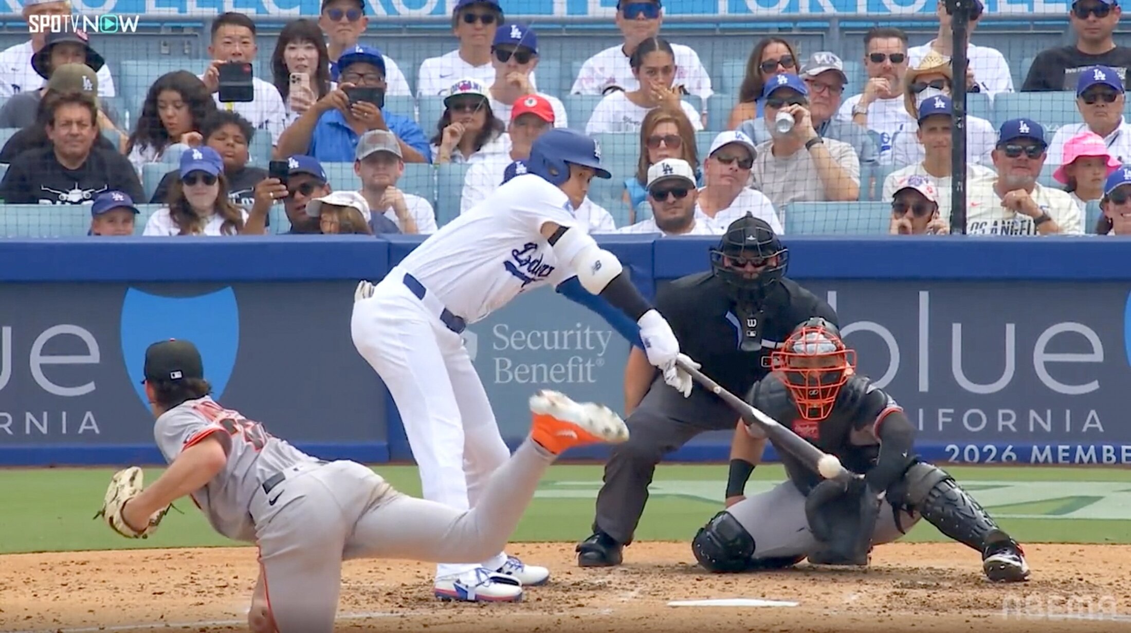 大谷翔平が「イチローやん」 泳がされながら「変態打ち」「今のでよく内野の頭超えるな」バット粉砕も“離れ業”（ABEMA TIMES） - Yahoo!ニュース