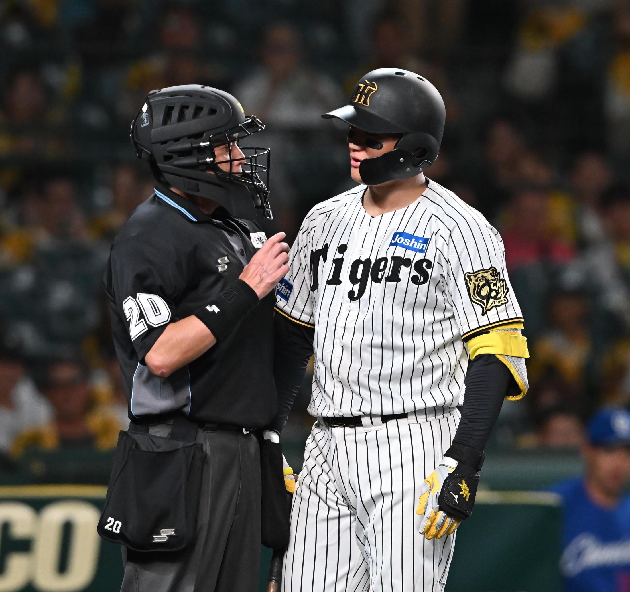 阪神・森下 見逃し三振の判定に不服の態度 白井球審と不穏な空気に 慌てて上本コーチが間に入る 甲子園騒然（デイリースポーツ） - Yahoo!ニュース