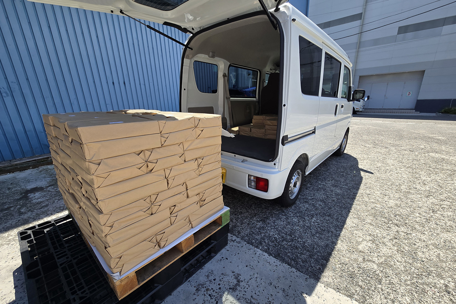 軽バンに「目一杯」の荷物を積んだらヤバかった！ 最大積載量350kgの世界は想像以上の危険が待っている!!（WEB CARTOP） - Yahoo!ニュース