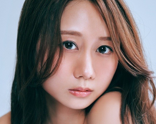 バストを腕で隠したトップレス姿 元SKE美女の「もっとも大胆なカット」は上半身裸×黒ランジェリーのセクシーポーズ（まいどなニュース） - Yahoo!ニュース