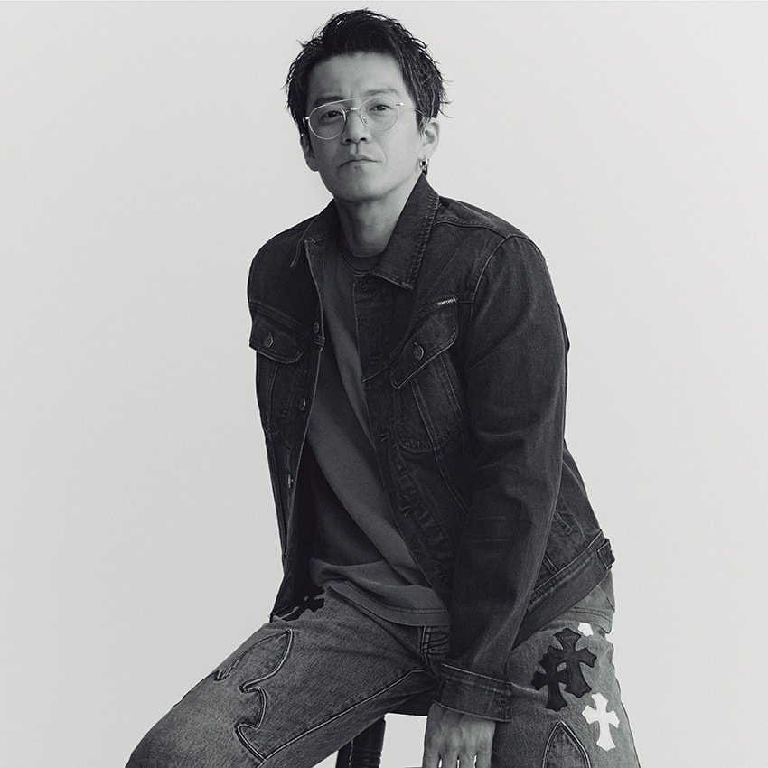 小栗 旬の私物デニムでコーディネイト。週4日ではいているワイドデニムの着こなし（OCEANS） - Yahoo!ニュース