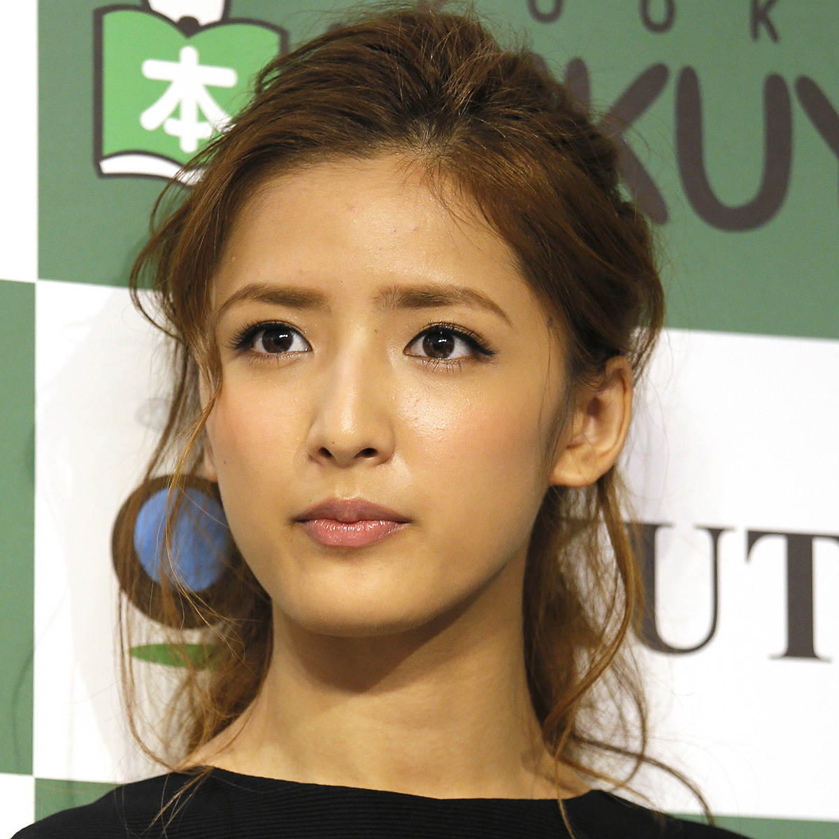 元E-girls藤井萩花と離婚発表 ミュージシャン夫の“妻の顔タトゥー”に心配集まる…思い出される“おそろいタトゥー”タレントたちの行く末（SmartFLASH） - Yahoo!ニュース