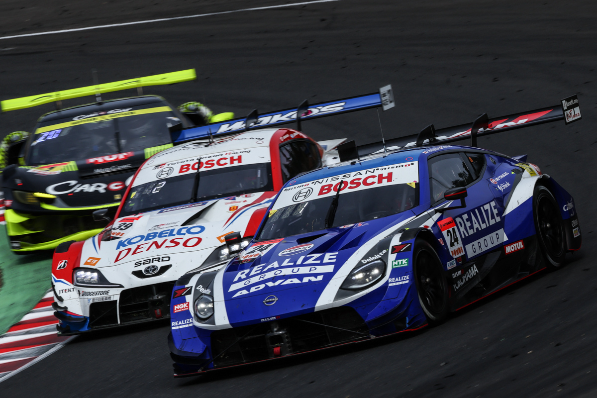 これぞSUPER GT！最終LAPで大逆転！No.24 リアライズコーポレーション ADVAN Z 松田次生／名取鉄平が勝利を飾る（AUTO BILD JAPAN Web） - Yahoo!ニュース