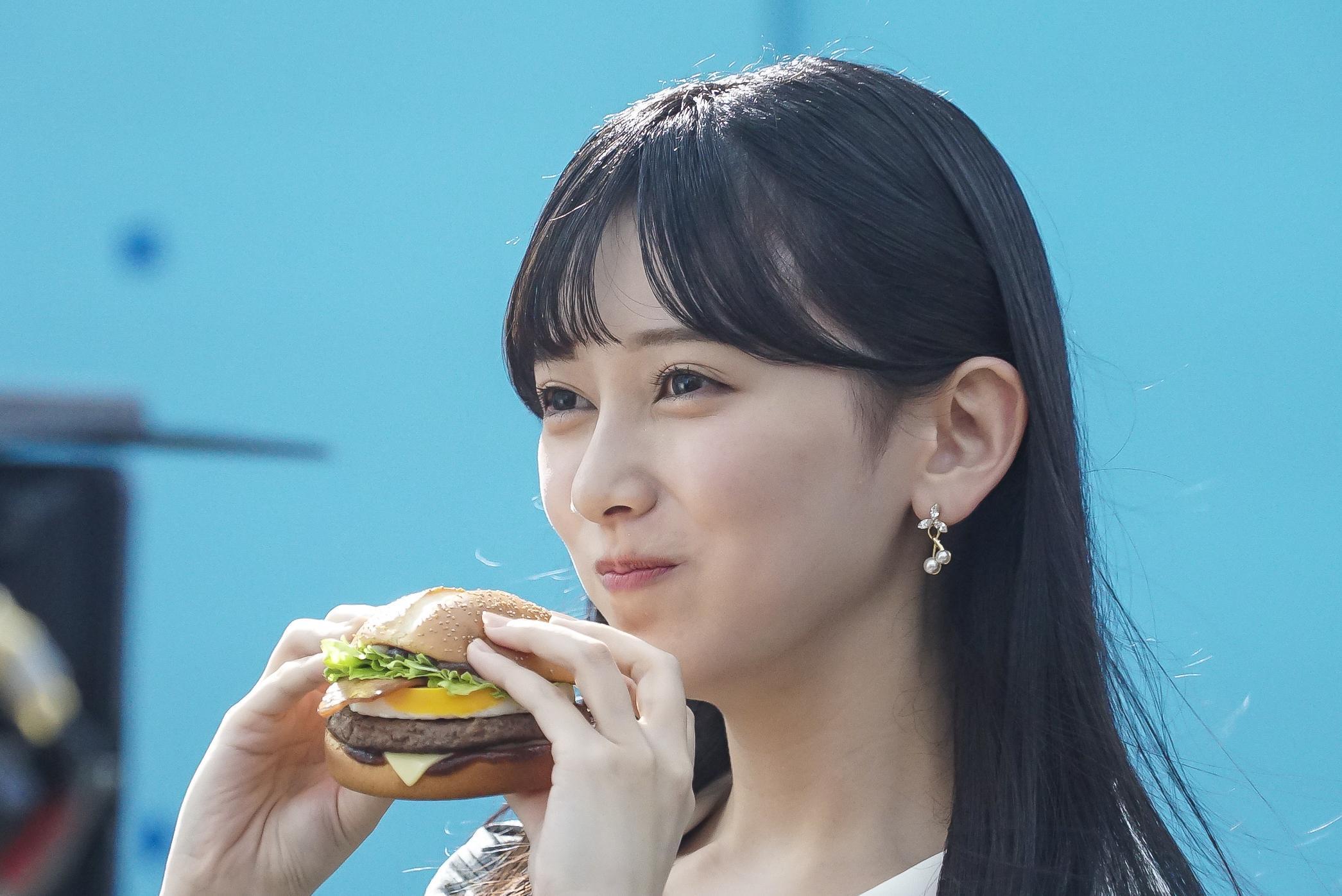 ＜池田瑛紗＞乃木坂46の現役芸大生 マクドナルド新テレビCMに出演 共演の堺雅人に似顔絵プレゼント！（MANTANWEB） - Yahoo!ニュース
