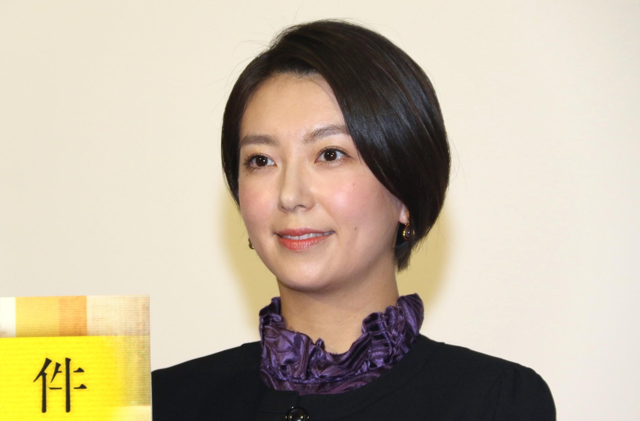 ＜NHK和久田麻由子アナ＞パープルワンピでエレガントな大人の着こなし ゴールドアクセで華やかさプラス（毎日キレイ） - Yahoo!ニュース