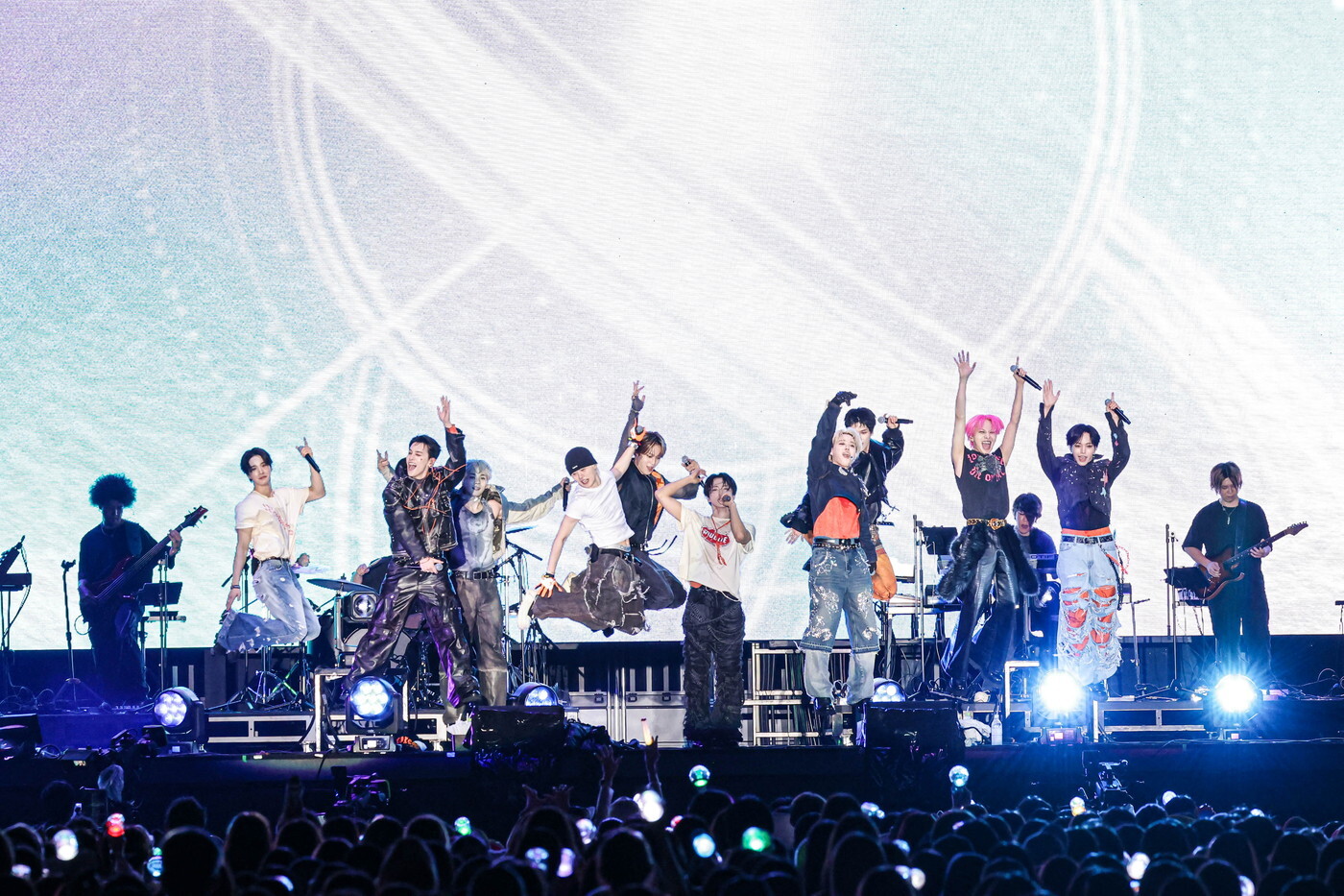 【ライブレポート】JO1、INI、DXTEEN、ME:I、IS:SUEが集結！万博会場を熱狂の渦に巻き込む（THE FIRST TIMES） - Yahoo!ニュース