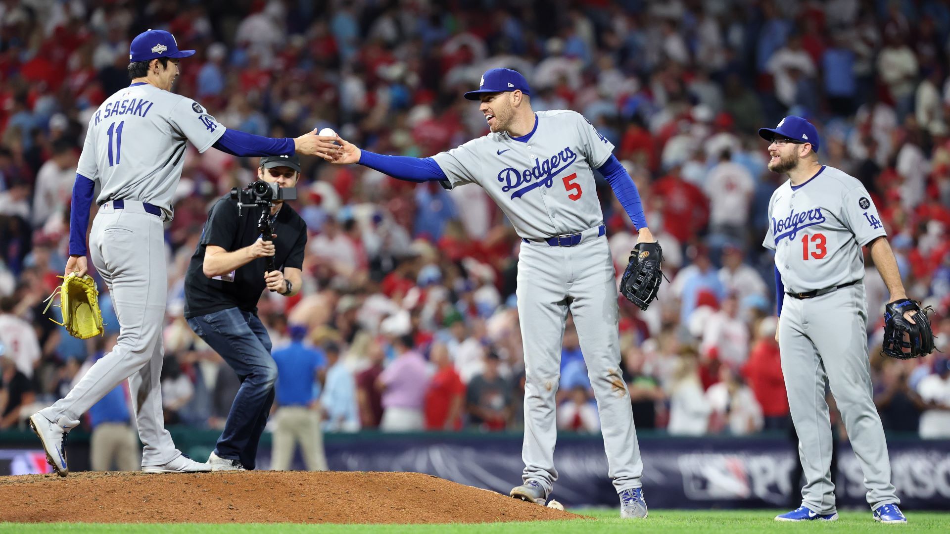 【MLB】 スネル快投、朗希が2球でピシャリ ドジャースが連勝でNLDS王手 フリーマンの好捕球で幕切れ（MLB公式日本語サイト） - Yahoo!ニュース