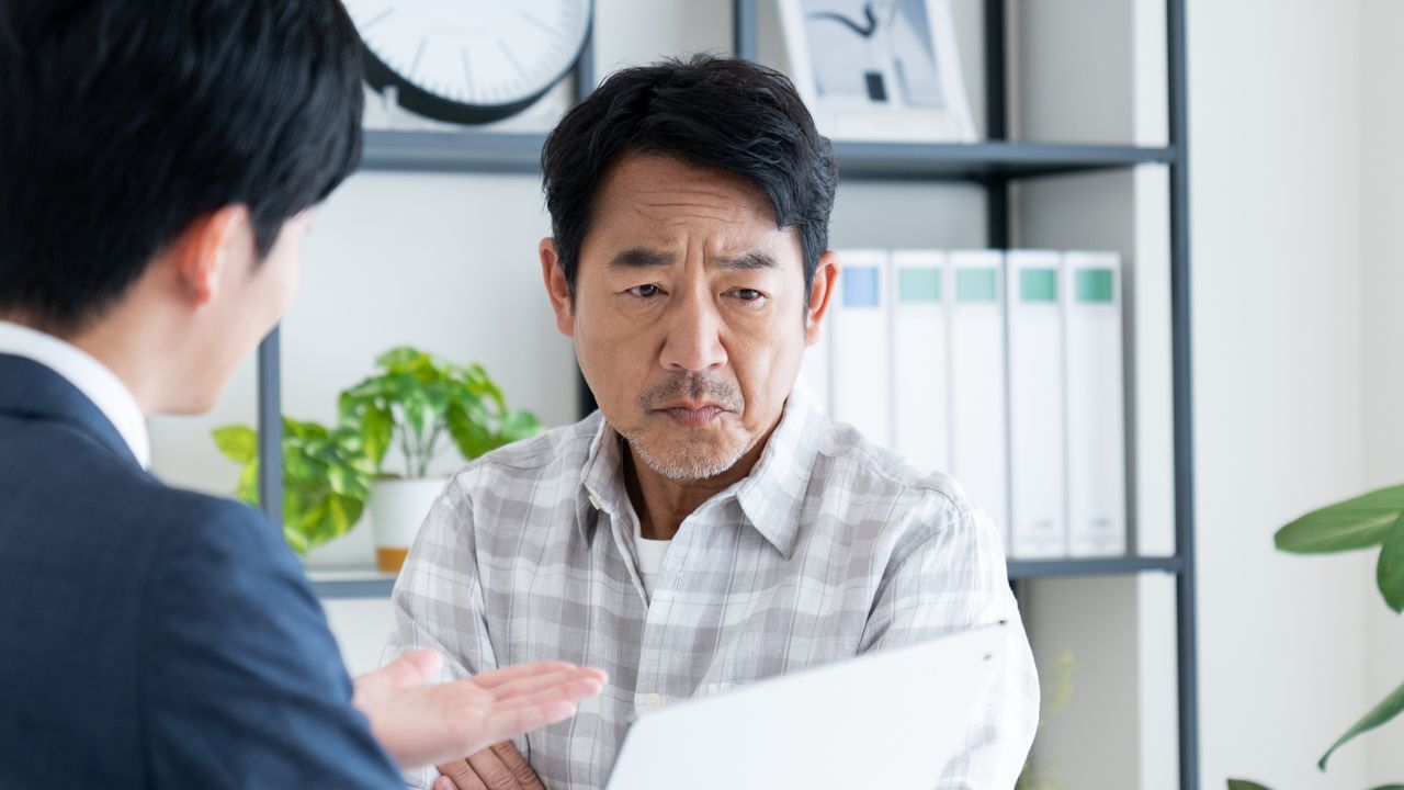 ウソだろ…51歳エリート部長が突然のリストラ。ねんきん定期便に記された〈年金月20万円〉を信じていたが、〈年金月14万円〉の残酷現実に絶句（THE GOLD ONLINE（ゴールドオンライン ...