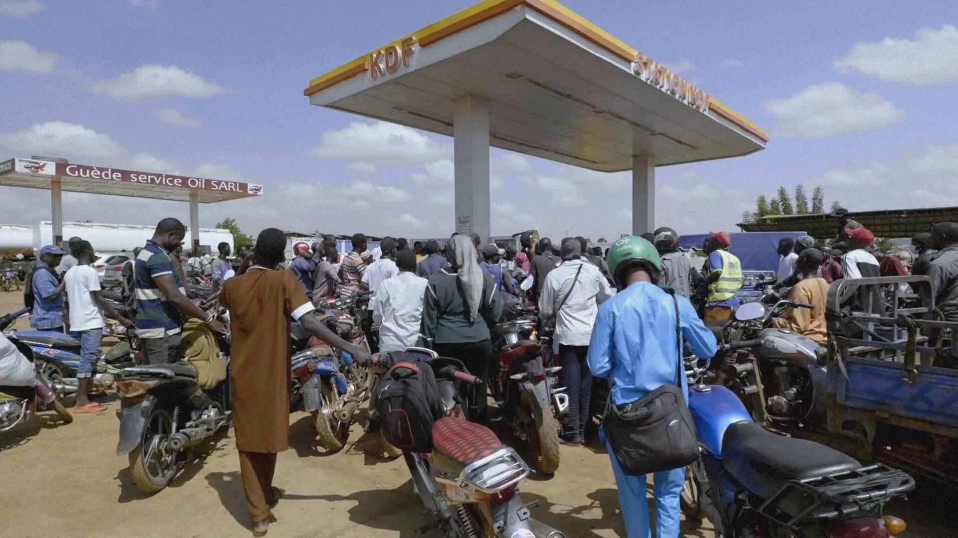 首都マリのスタンドは大混乱 アルカイダ系過激派が燃料禁輸（AP通信） - Yahoo!ニュース