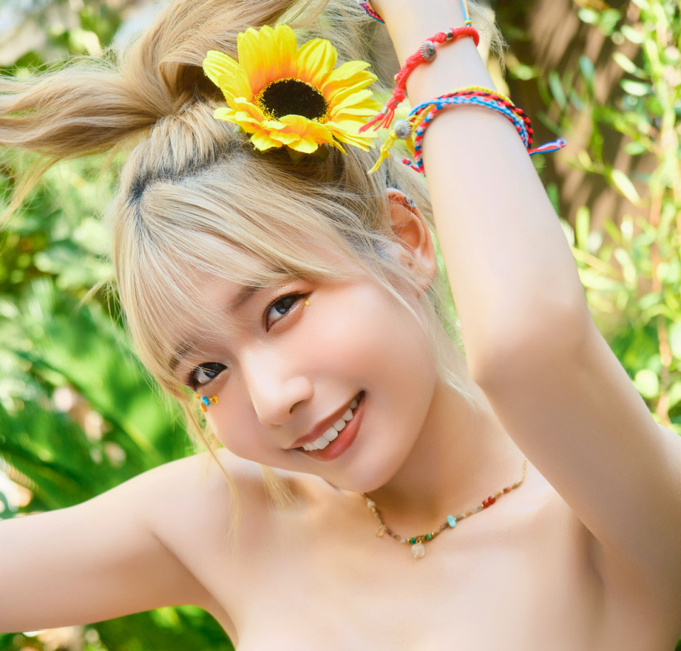 #2i2奥ゆい、金髪アジアギャルで派手めグラビア「テンションがすごく上がりました」（デビュー） - Yahoo!ニュース