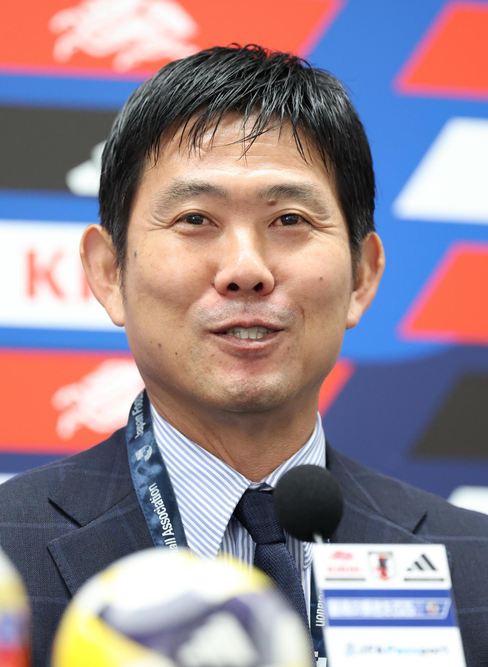 歴史的勝利の日本代表・森保監督 試合後会見は異例の長さ47分間 報道陣からの質問止まらず 最後は拍手で見送られ、ハートマーク作り退場（デイリースポーツ） - Yahoo!ニュース