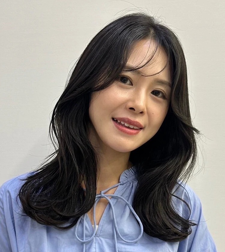 【大人の髪型】ダークカラーだけど透明感のあるミディアムヘア（＠BAILA） - Yahoo!ニュース