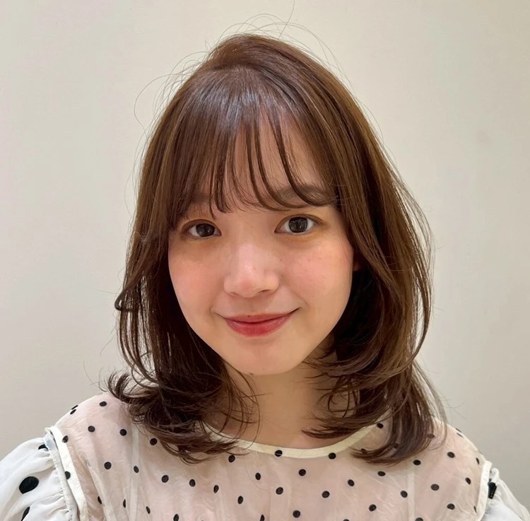 【大人の髪型・ミディアムヘア】ふんわりとしたバランス感のレイヤーヘア（＠BAILA） - Yahoo!ニュース