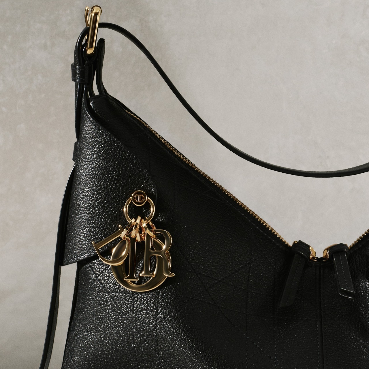 【ディオール】新作バッグ「ディオール ヴォヤージュ」登場！エレガンスと実用的なラグジュアリーが融合（＠BAILA） - Yahoo!ニュース