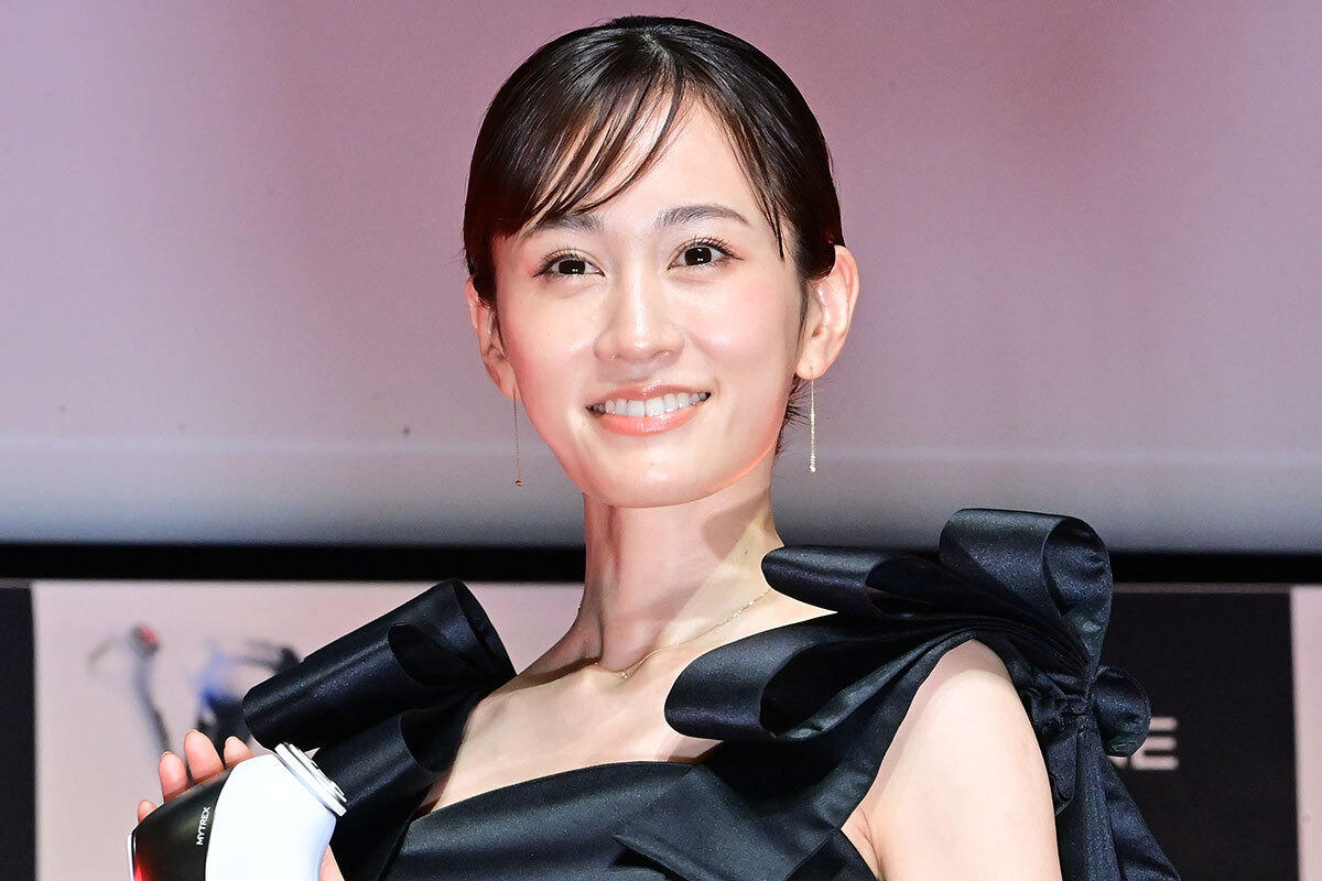 前田敦子、ミニスカ足組みで太腿チラリ…プレッピースタイルに「神」「無双しすぎ」「AKB時代のあっちゃんみた い」（ENCOUNT） - Yahoo!ニュース