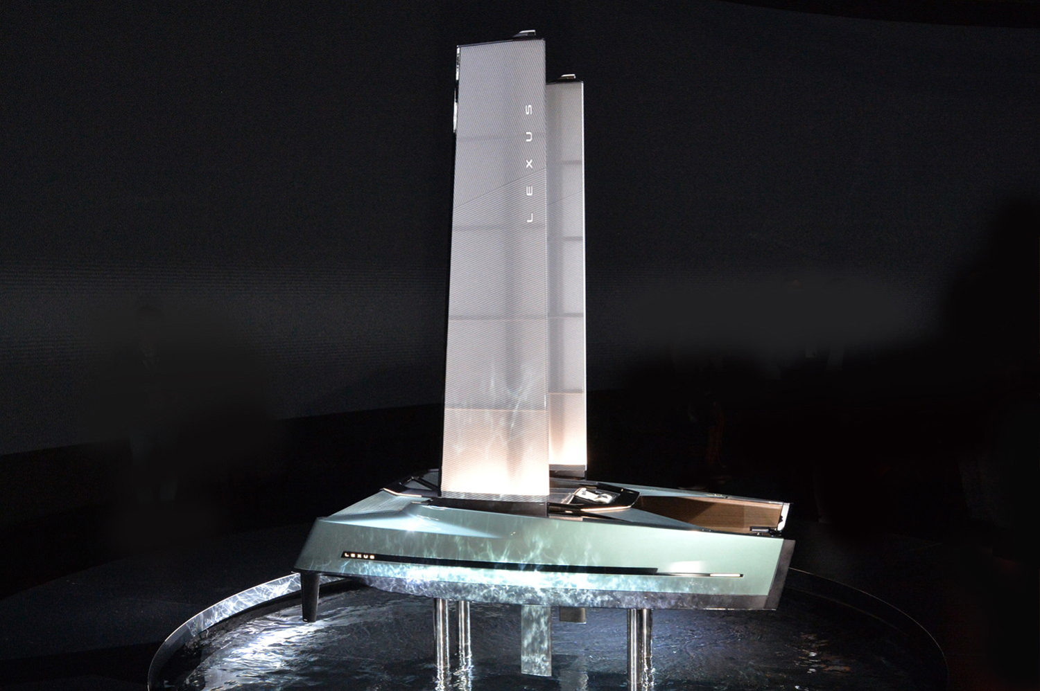 未来のレクサスのフラッグシップはクルマではなくヨット!? いまはまだ小さな模型にすぎない「カタマラン」にはラグジュアリーの極みが詰まってた【ジャパンモビリティショー2025】（WEB ...