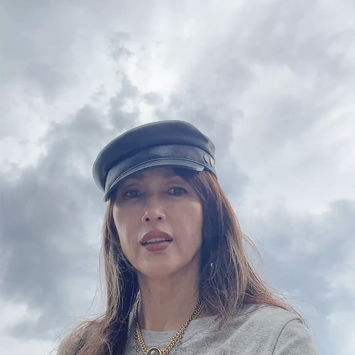 「恐ろしく古いスカートだ!笑」工藤静香、55歳の私服に驚きの声「抜群のスタイル維持」「センス抜群ですね」（西スポWEB OTTO！） - Yahoo!ニュース