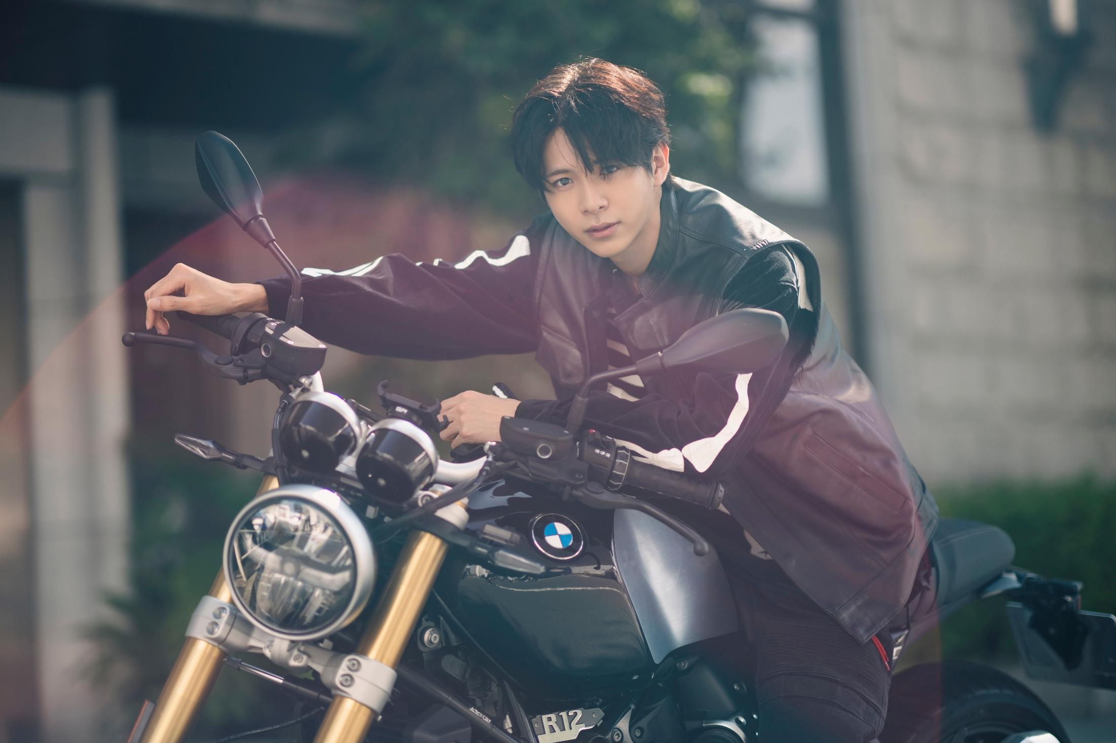 俳優・小宮璃央（22）、初愛車を初披露！ 免許取得前に契約＆納車2カ月半で約3000km走破した大型バイクとは（GQ JAPAN） - Yahoo!ニュース