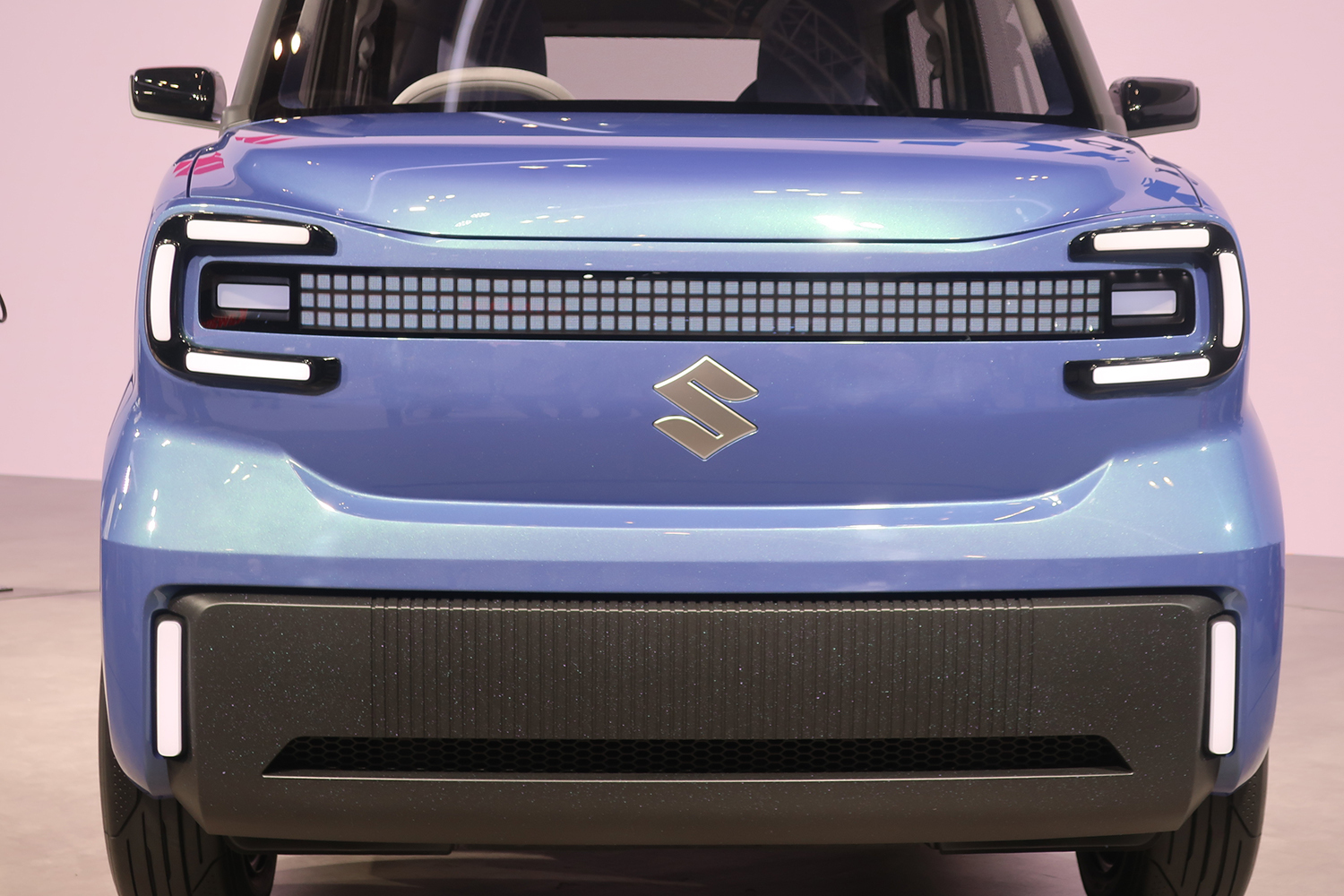 スズキの乗用軽EVは「浮遊」がテーマ！ デザイナー3名にデザインのキモを直撃取材!! 【ジャパンモビリティショー2025】（WEB CARTOP） - Yahoo!ニュース