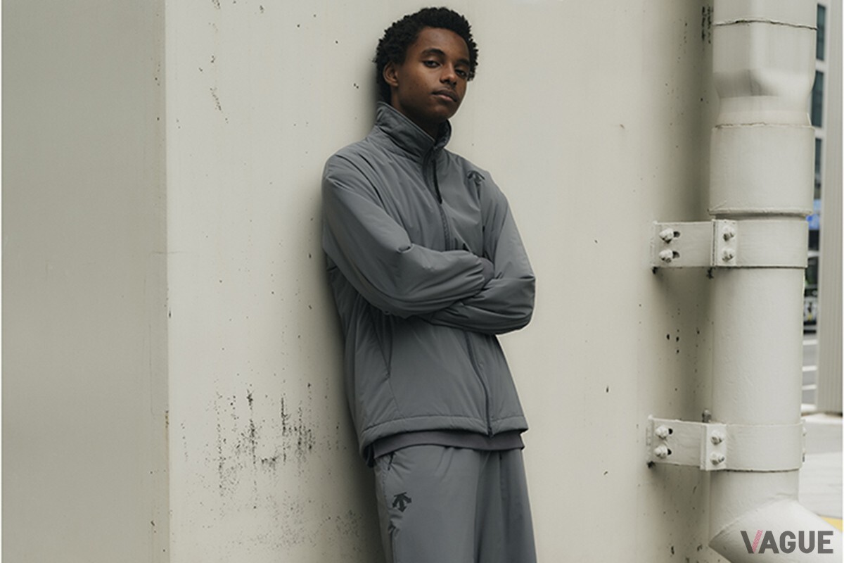 保温性と通気性に優れ、軽くて暖かいのに快適！ 街でもアウトドアでも活躍するデサントの“高機能トラックスーツ”の実力とは（VAGUE） - Yahoo!ニュース