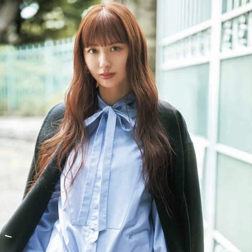 隙を感じさせる【細ボウタイシャツ】で母シーンもうまくいく！｜STORY（magacol） - Yahoo!ニュース